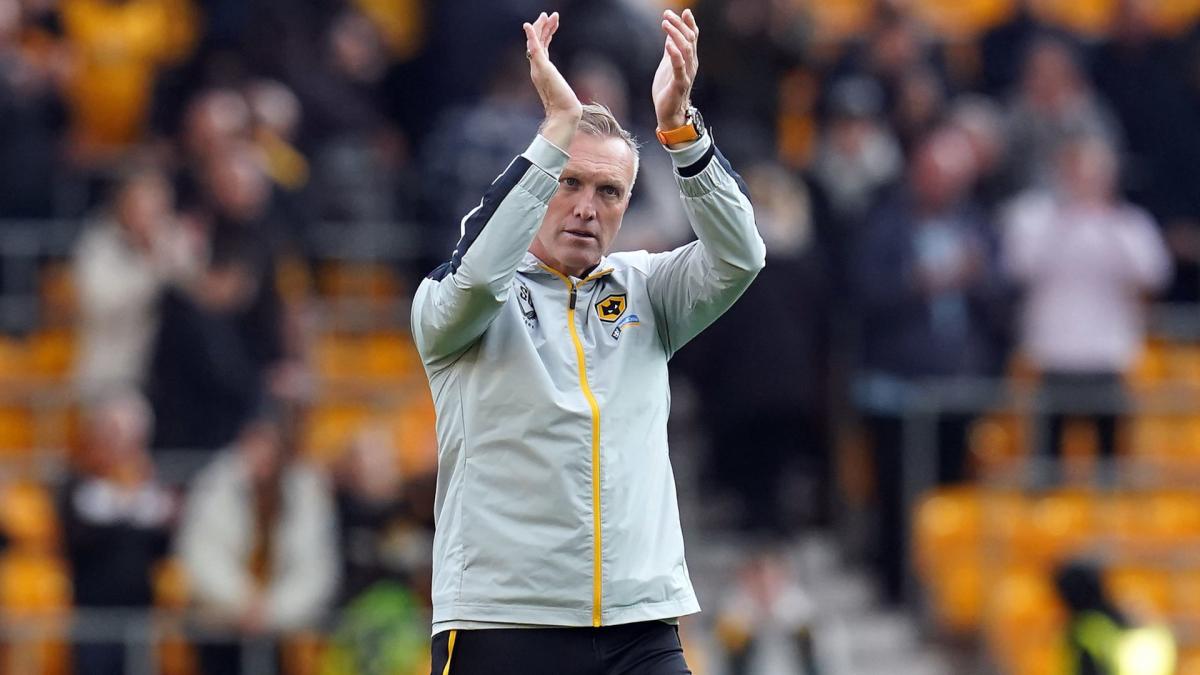 Davis bis 2023 Wolves-Trainer